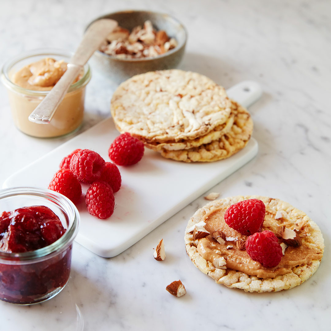 Majskakor med lent nötsmör och söta bär | Friggs